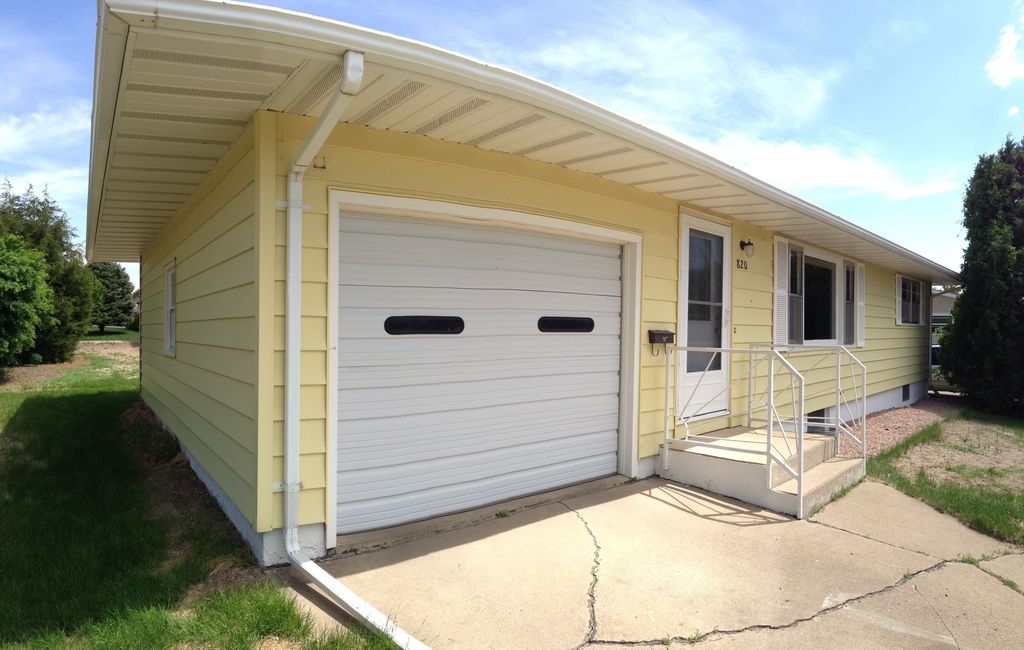 820 N Grand Ave, Pierre, SD 57501 - See Est. Value, Schools & More