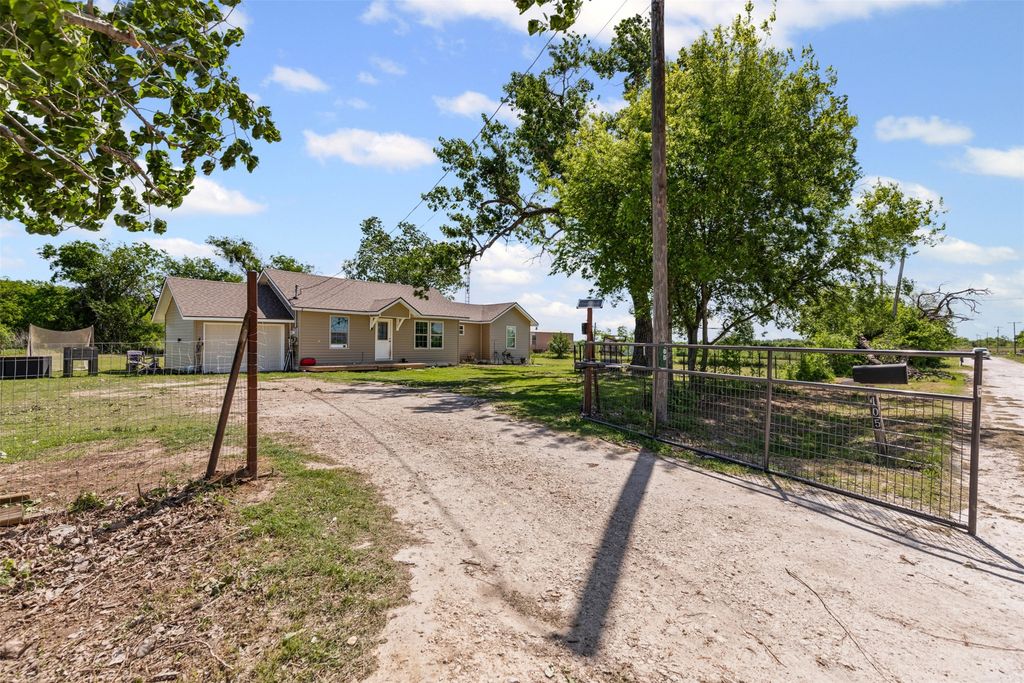 105 S Lavaca St, Whitney, TX 76692 | MLS# 20947182 | Trulia