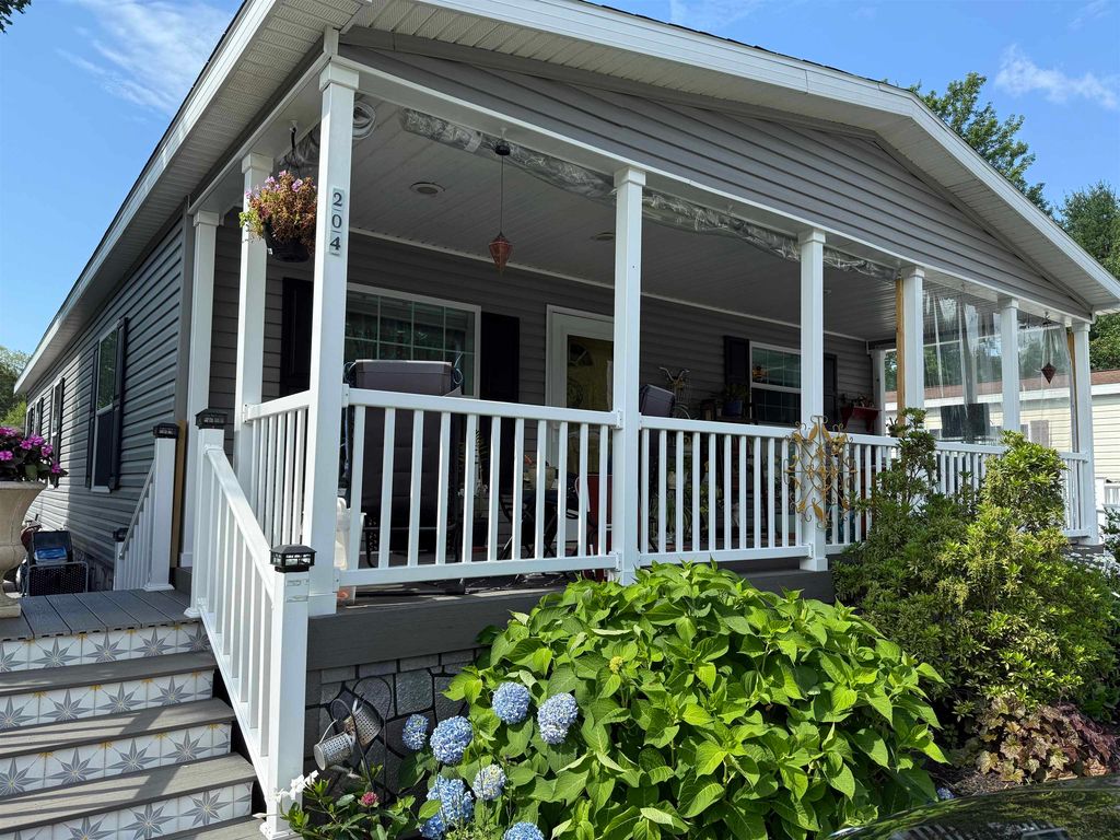 204 RobinHood Drive, Exeter, NH 03833 - See Est. Value, Schools & More