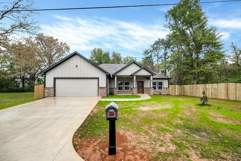 913 Birch St, Palestine, TX 75801 - See Est. Value, Schools & More