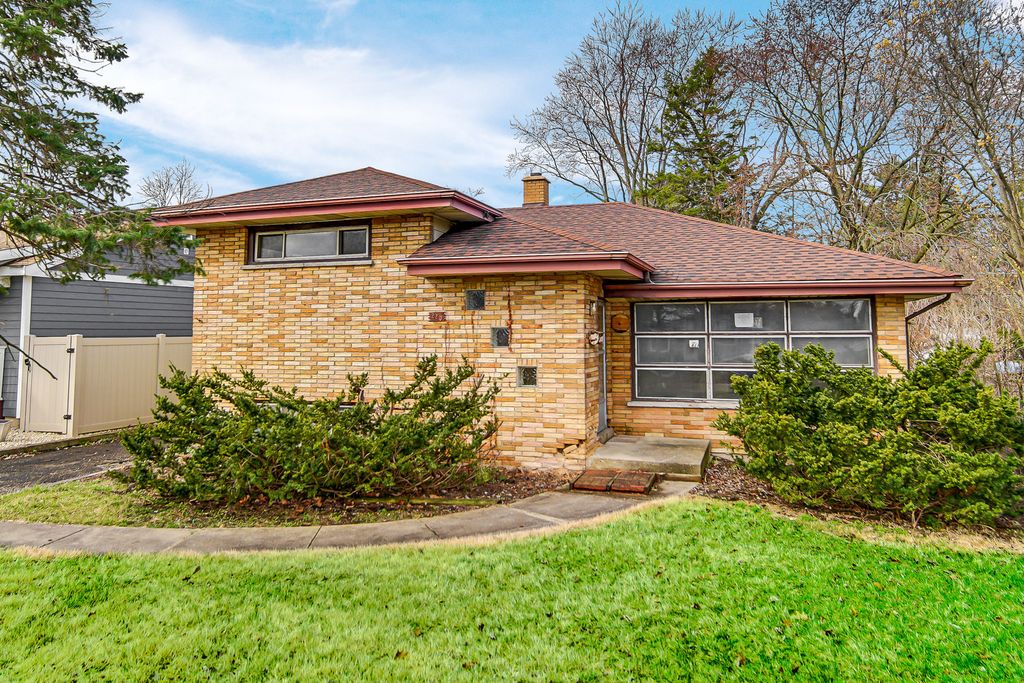 220 N Michigan Ave, Villa Park, IL 60181 - See Est. Value, Schools & More