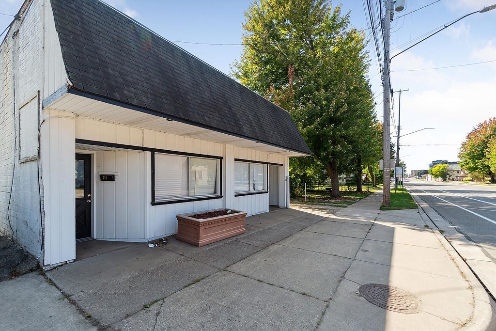 719 W Saginaw St, Lansing, MI 48915 - See Est. Value, Schools & More