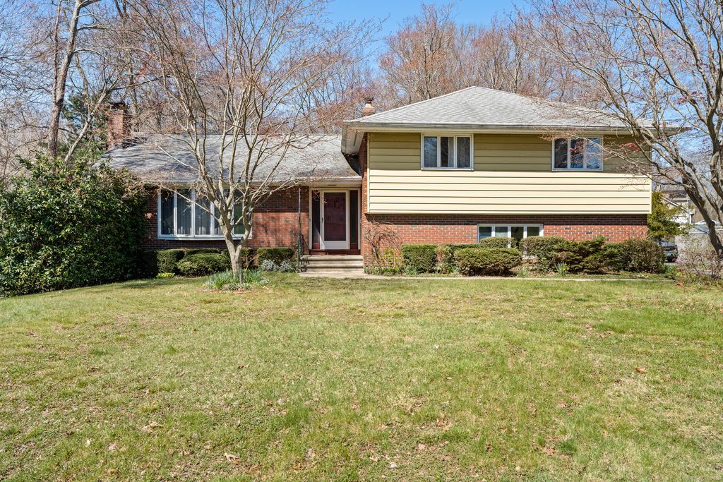 16 Oak Hill Drive, Niantic, CT 06357 - See Est. Value, Schools & More