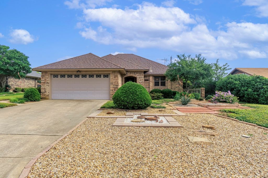 204 Montreal Dr, Hurst, TX 76054 - See Est. Value, Schools & More