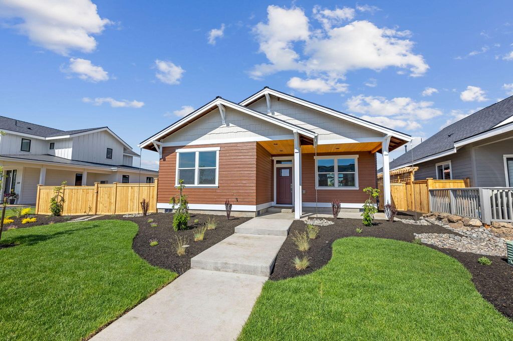 679 NW 13th St, Redmond, OR 97756 - See Est. Value, Schools & More