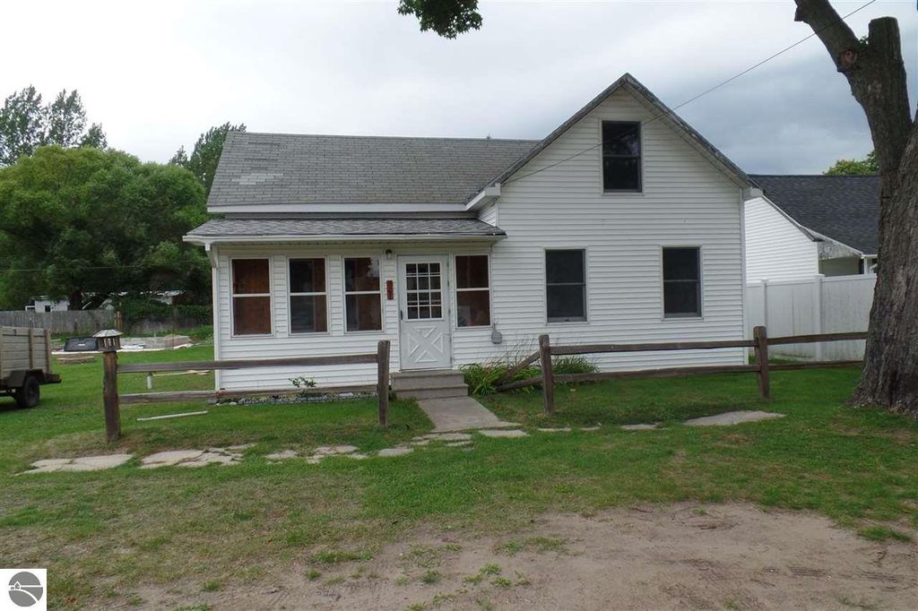 937 Washington Ave, Frankfort, MI 49635 - See Est. Value, Schools & More