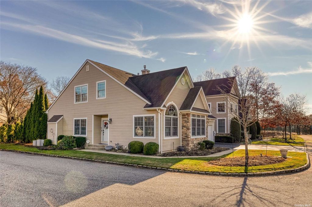 18 Eagle Circle UNIT 18, Bohemia, NY 11716 | Trulia