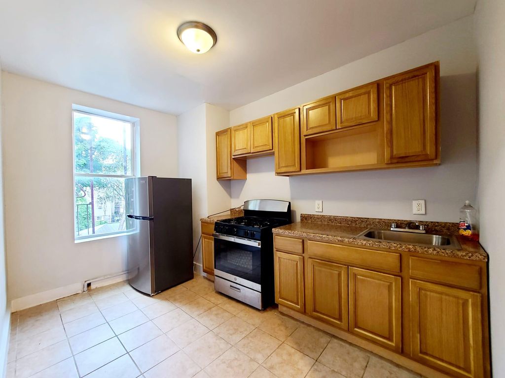 739 E 181st St #5, Bronx, NY 10457 - See Est. Value, Schools & More