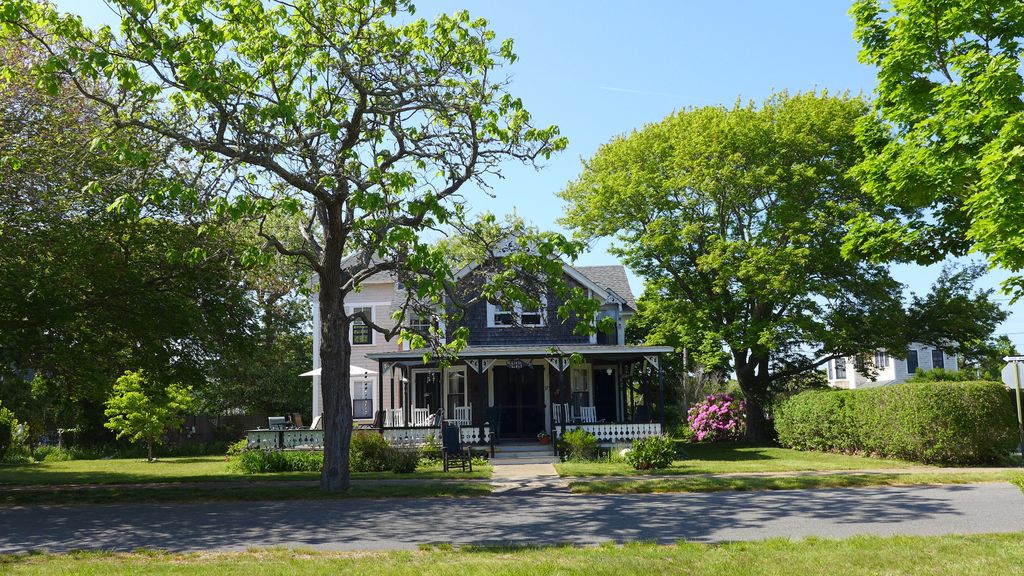 37 Nashawena Park, Oak Bluffs, MA 02557 - See Est. Value, Schools & More