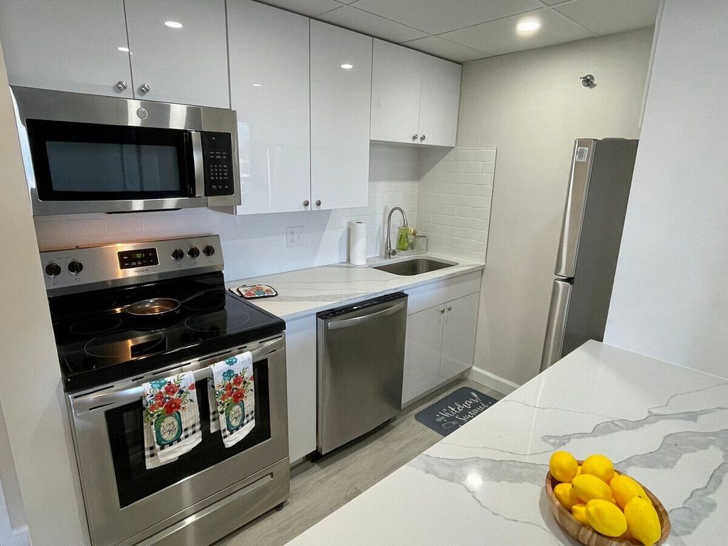 24111 Civic Center Dr #426, Southfield, MI 48033 - See Est. Value ...