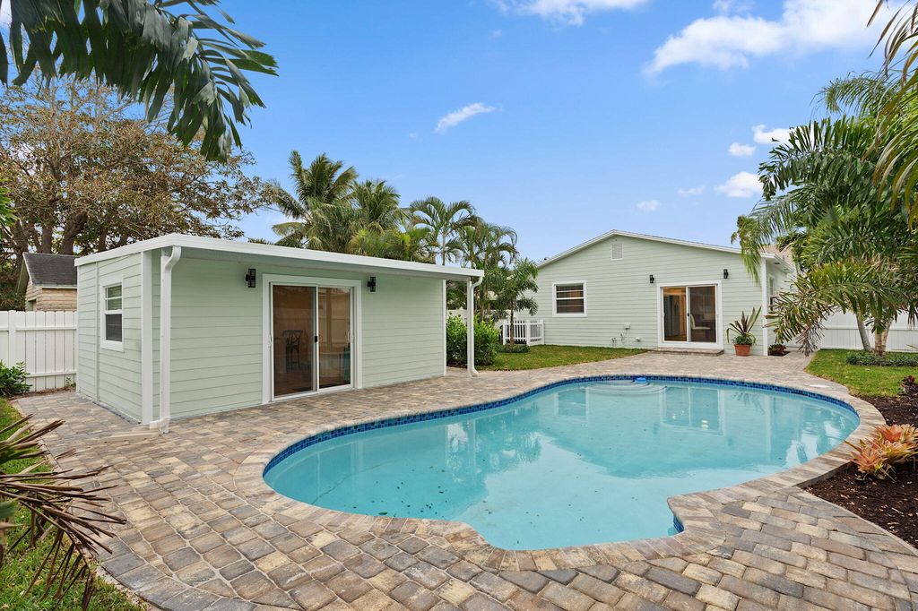 914 N Ocean Breeze, Lake Worth, FL 33460 - See Est. Value, Schools & More