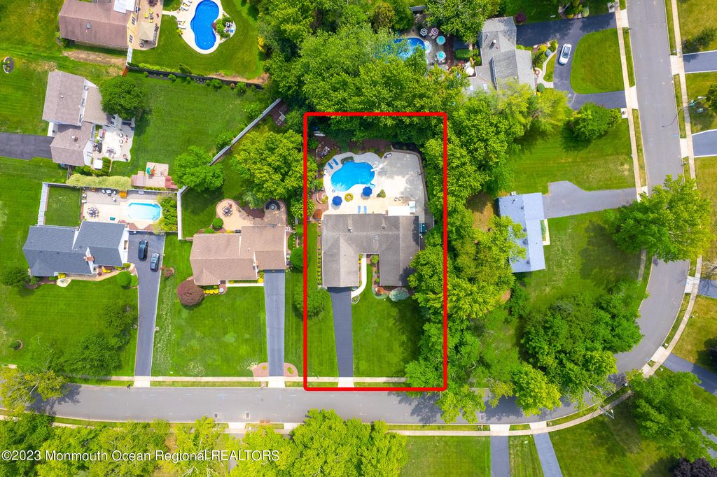 7 Grayson Lane, Manalapan, NJ 07726 - See Est. Value, Schools & More