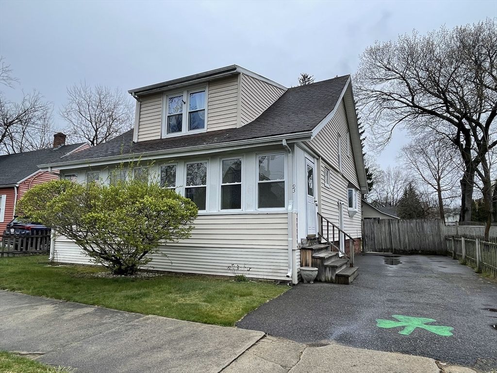 93 Farnsworth St, Springfield, MA 01107 - See Est. Value, Schools & More