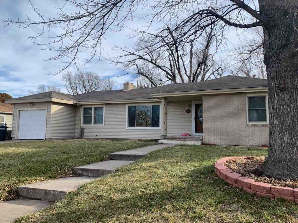 1810 Thompson Ave, Dodge City, KS 67801 - See Est. Value, Schools & More
