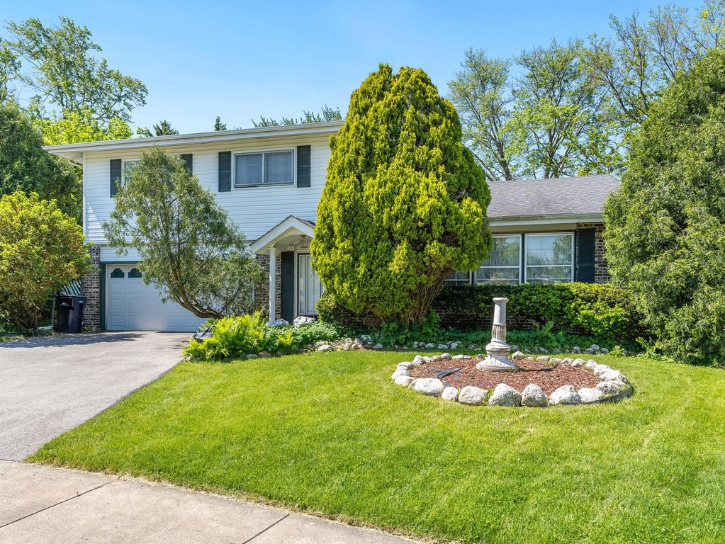 135 Collen Ct, Lombard, IL 60148 - See Est. Value, Schools & More