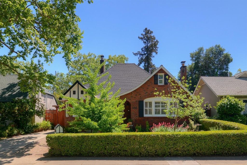 2418 8th Ave, Sacramento, CA 95818 - See Est. Value, Schools & More