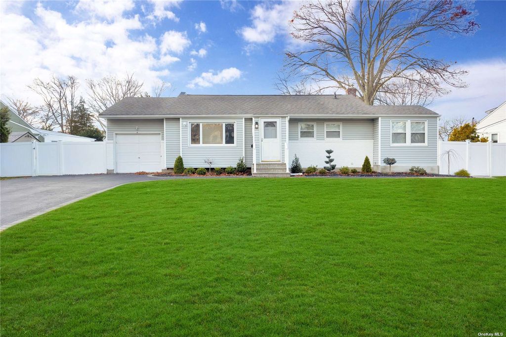 4 Apple Lane, Commack, NY 11725 | Trulia