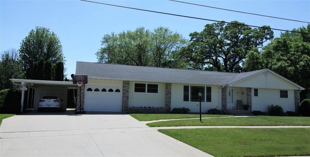 829 E Butler St, Manchester, IA 52057 - See Est. Value, Schools & More