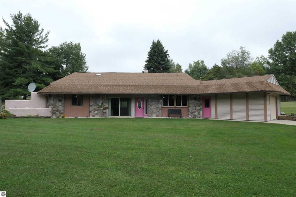 5669 E Lake Montcalm Rd, Edmore, MI 48829 - See Est. Value, Schools & More