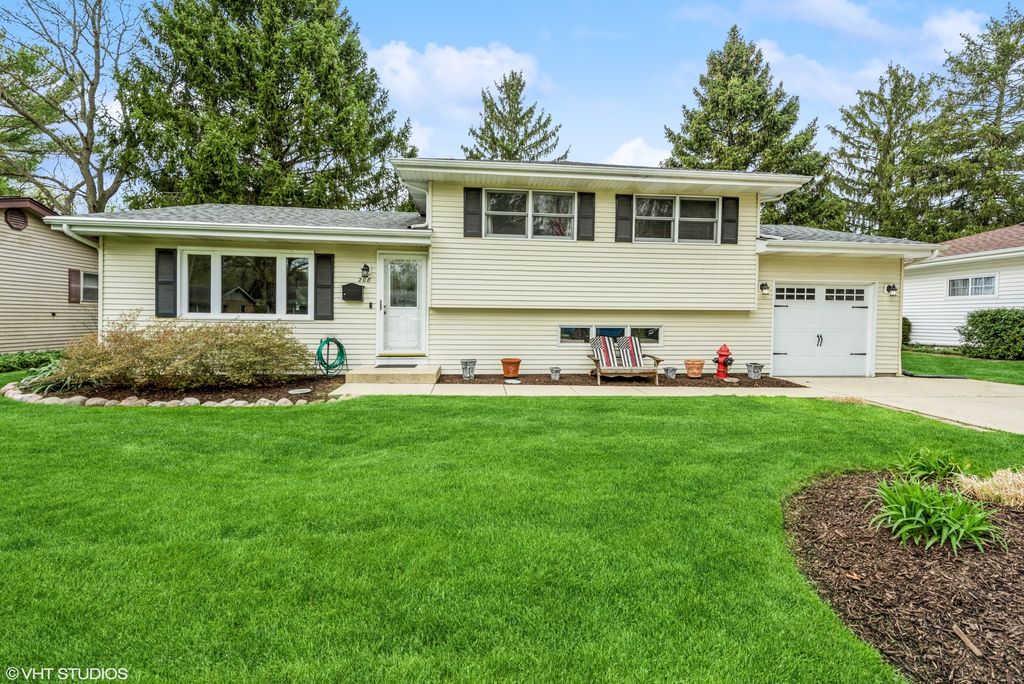 208 S River Rd, Fox River Grove, IL 60021 - See Est. Value, Schools & More