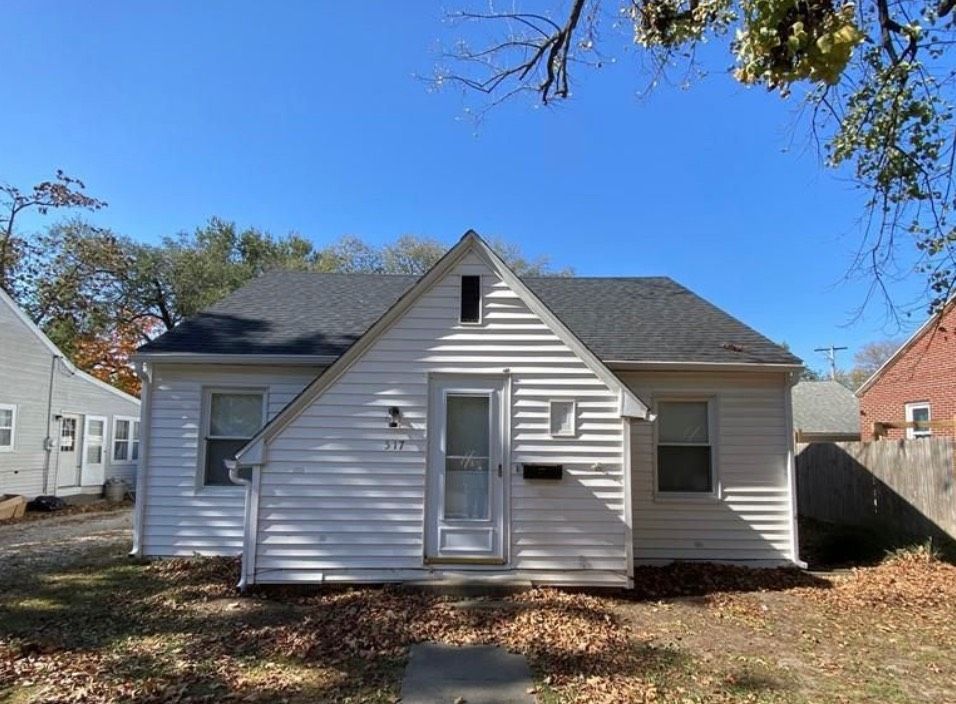 517 N East St, Olney, IL 62450 - See Est. Value, Schools & More