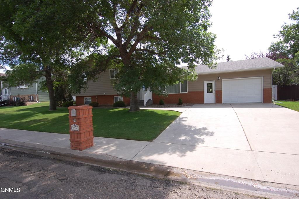 934 12th St SW, Sidney, MT 59270 - See Est. Value, Schools & More