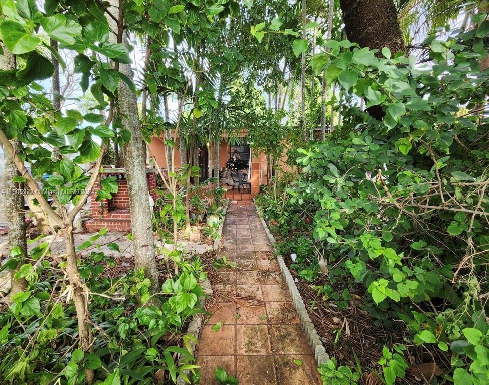 9275 SW 42nd St, Miami, FL 33165 - See Est. Value, Schools & More