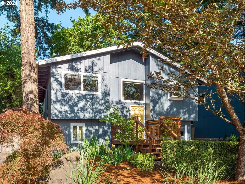 9024 SW 52nd Ave, Portland, OR 97219 - See Est. Value, Schools & More
