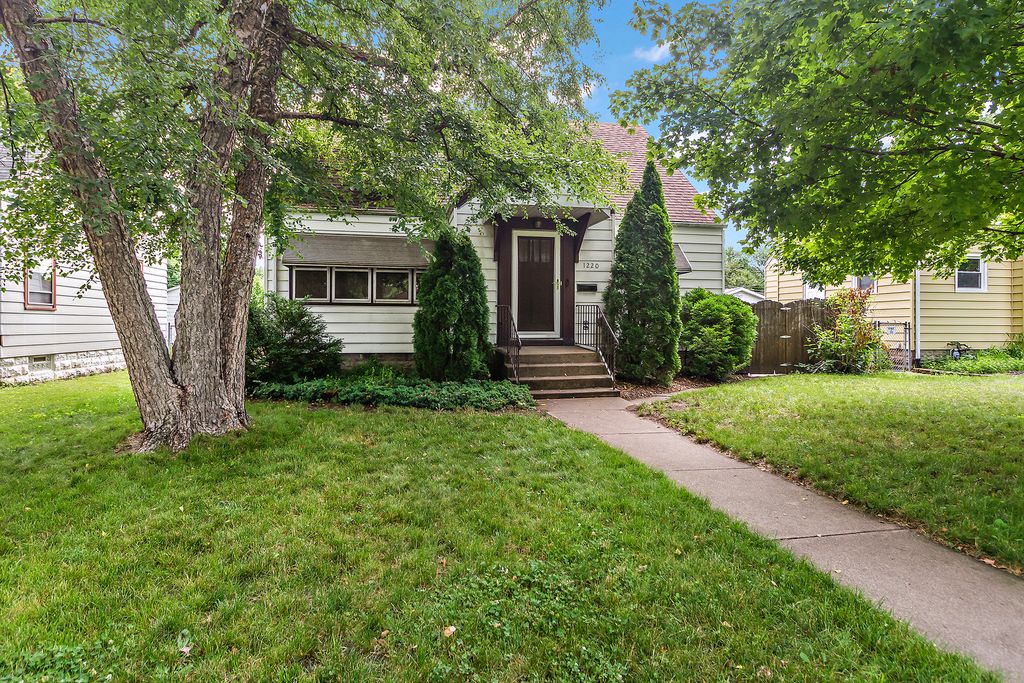 1220 S 7th Ave, Kankakee, IL 60901 - See Est. Value, Schools & More