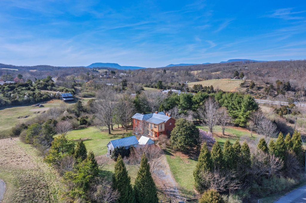 15 Vista Links Dr, Buena Vista, VA 24416 - See Est. Value, Schools & More