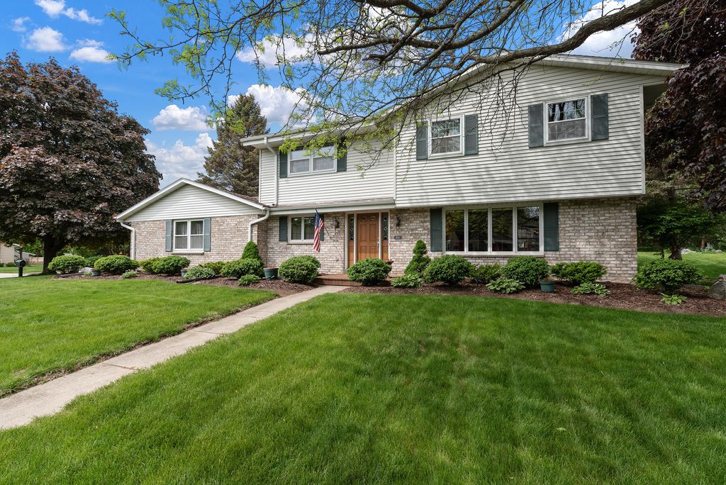 650 S Silverbrook Dr, West Bend, WI 53095 - See Est. Value, Schools & More