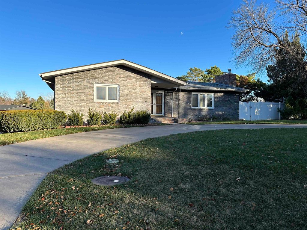 1906 Hi St, Dodge City, KS 67801 - See Est. Value, Schools & More