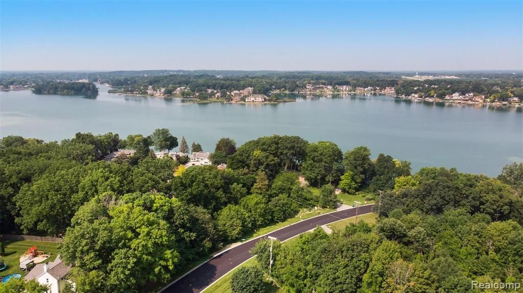 3397 W Silver Lake Rd, Fenton, MI 48430 - See Est. Value, Schools & More