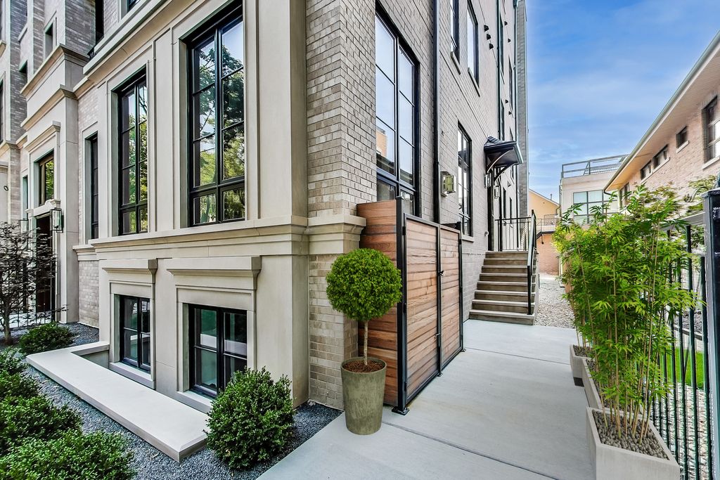 1824 N Howe St, Chicago, IL 60614 - See Est. Value, Schools & More