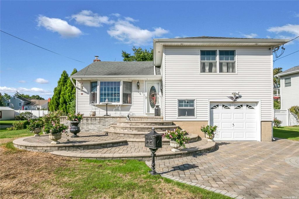 374 Violet Street, Massapequa Park, NY 11762 - See Est. Value, Schools ...