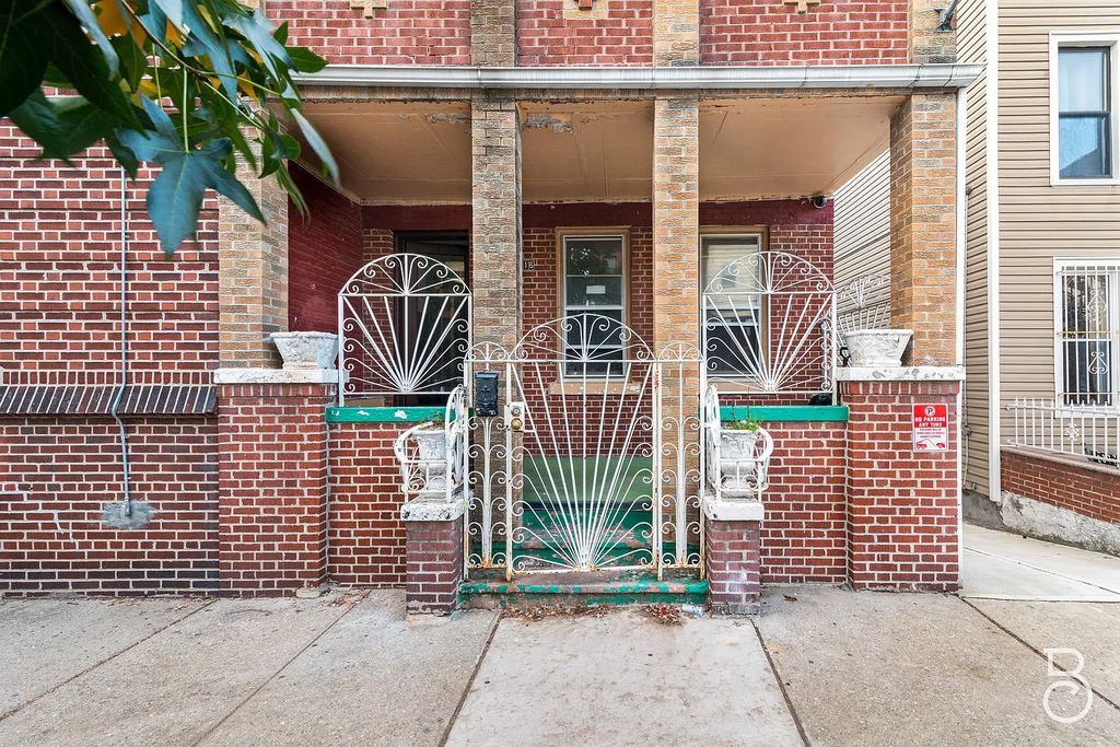 2816 37th St, Astoria, NY 11103 - See Est. Value, Schools & More