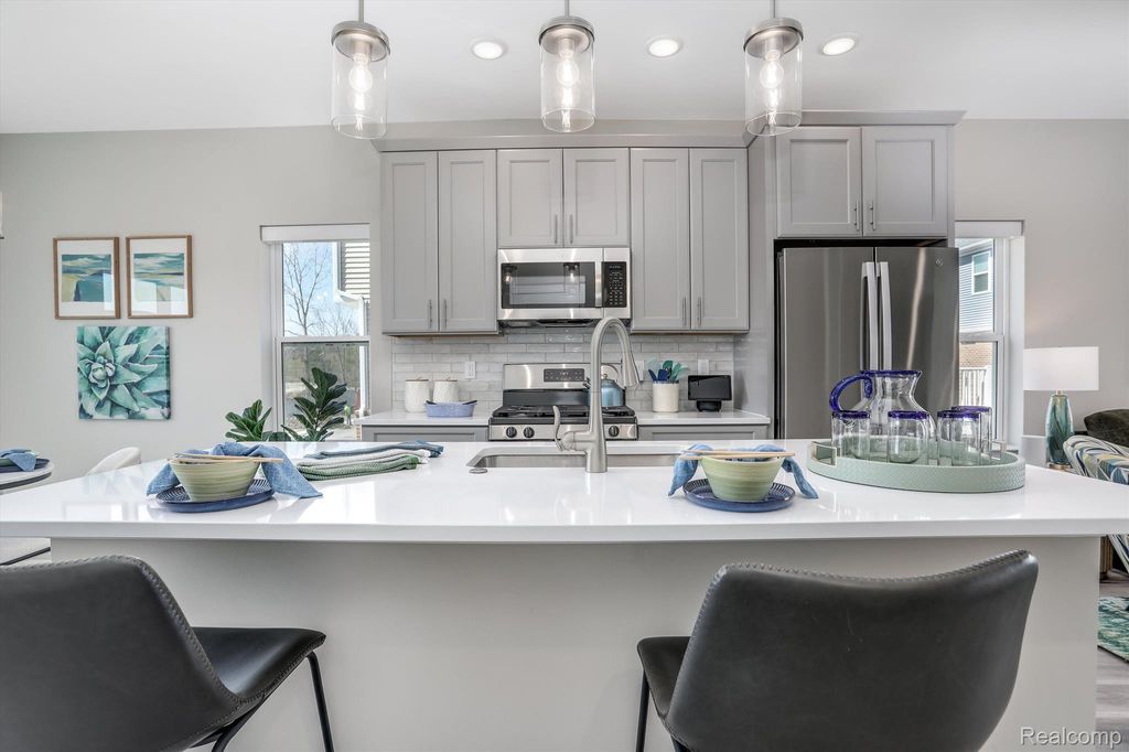 33102 Townhill Rd #13, Farmington, MI 48336 - See Est. Value, Schools ...