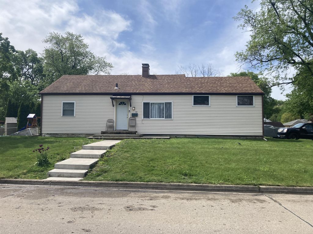 1109 W Columbia Ave, Champaign, IL 61821 - See Est. Value, Schools & More