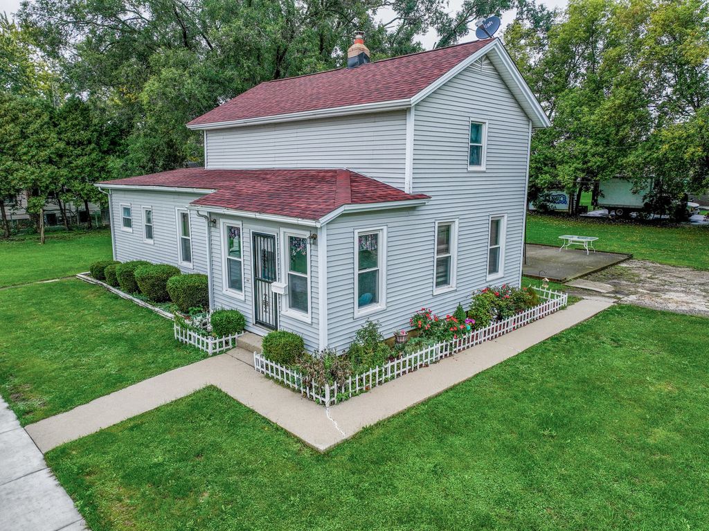 106 E Washington St, Harvard, IL 60033 - See Est. Value, Schools & More