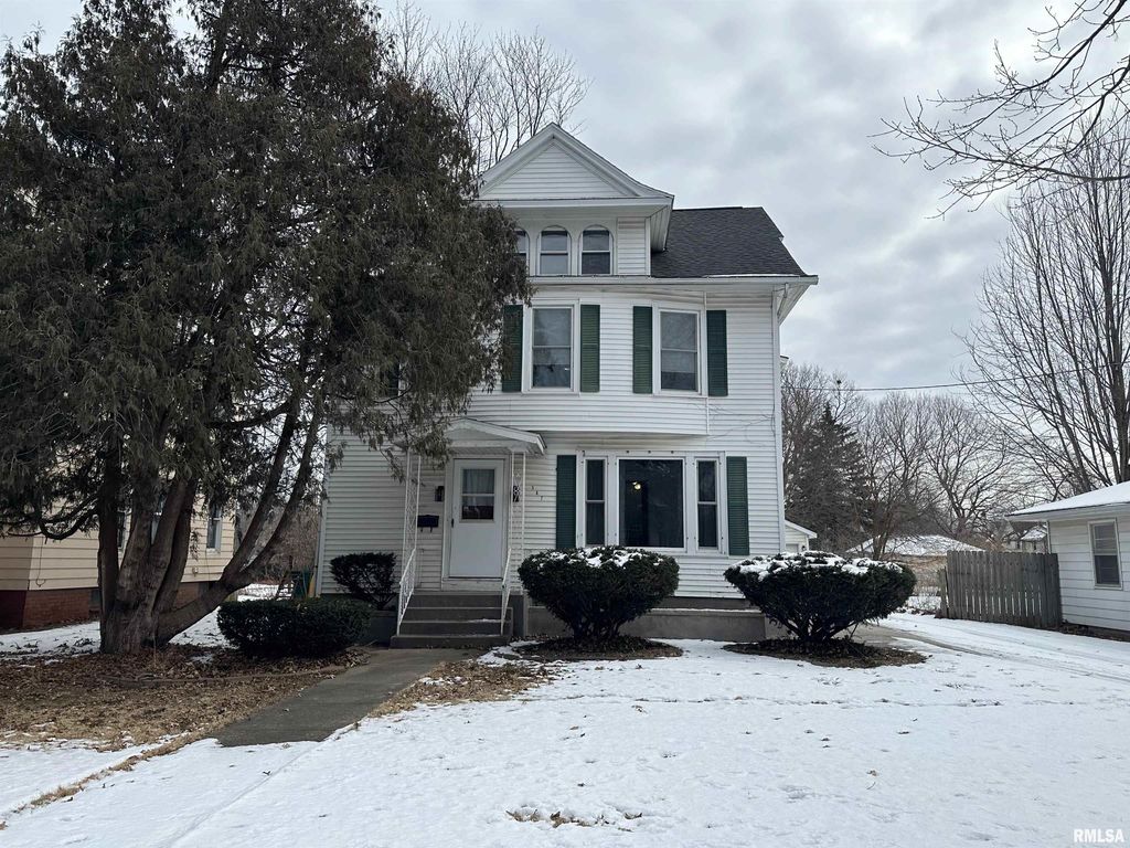 587 N Academy St, Galesburg, IL 61401 - See Est. Value, Schools & More