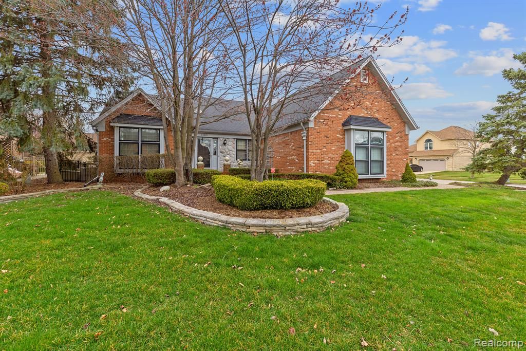 43659 Riverway Dr, Clinton Township, MI 48038 - See Est. Value, Schools ...