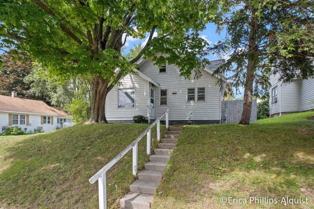 913 Merritt St SE, Grand Rapids, MI 49507 - See Est. Value, Schools & More