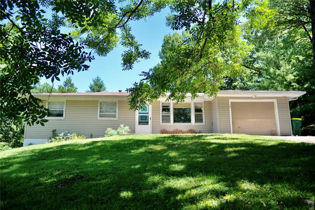 19 Robin Ln, Fenton, MO 63026 - See Est. Value, Schools & More