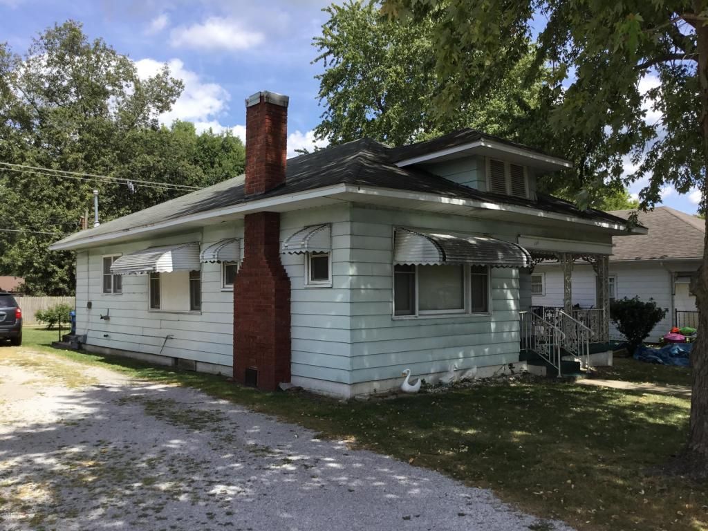 111 E Egyptian Ave, Christopher, IL 62822 - See Est. Value, Schools & More