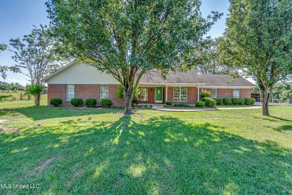 243 Thorn Dr, Grenada, MS 38901 - See Est. Value, Schools & More