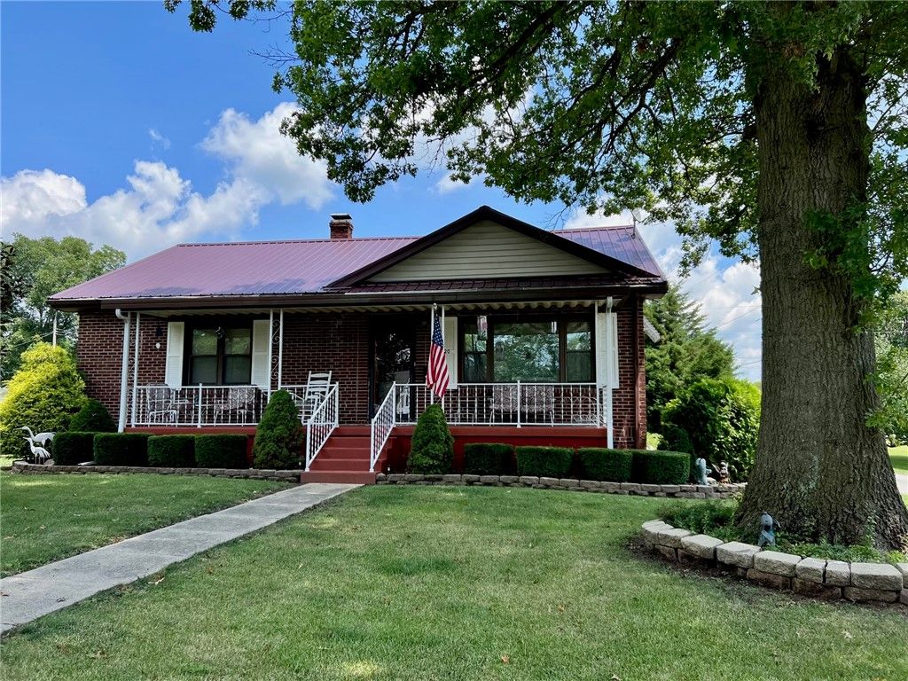 220 S Pine St, Saint Elmo, IL 62458 - See Est. Value, Schools & More