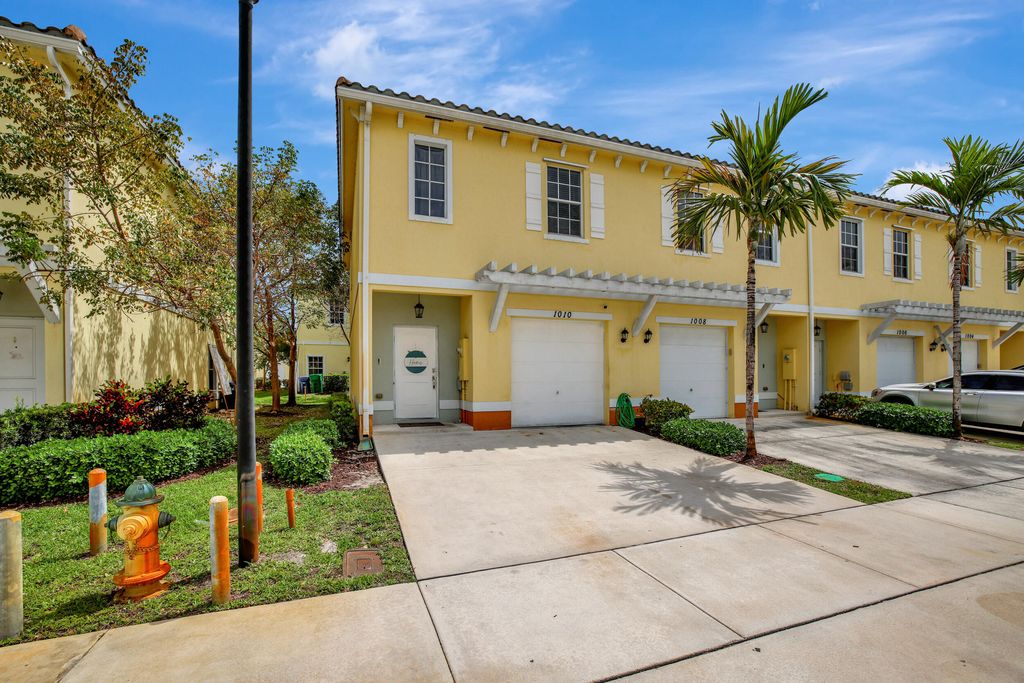 1010 NW 40th Way, Lauderhill, FL 33313 - See Est. Value, Schools & More