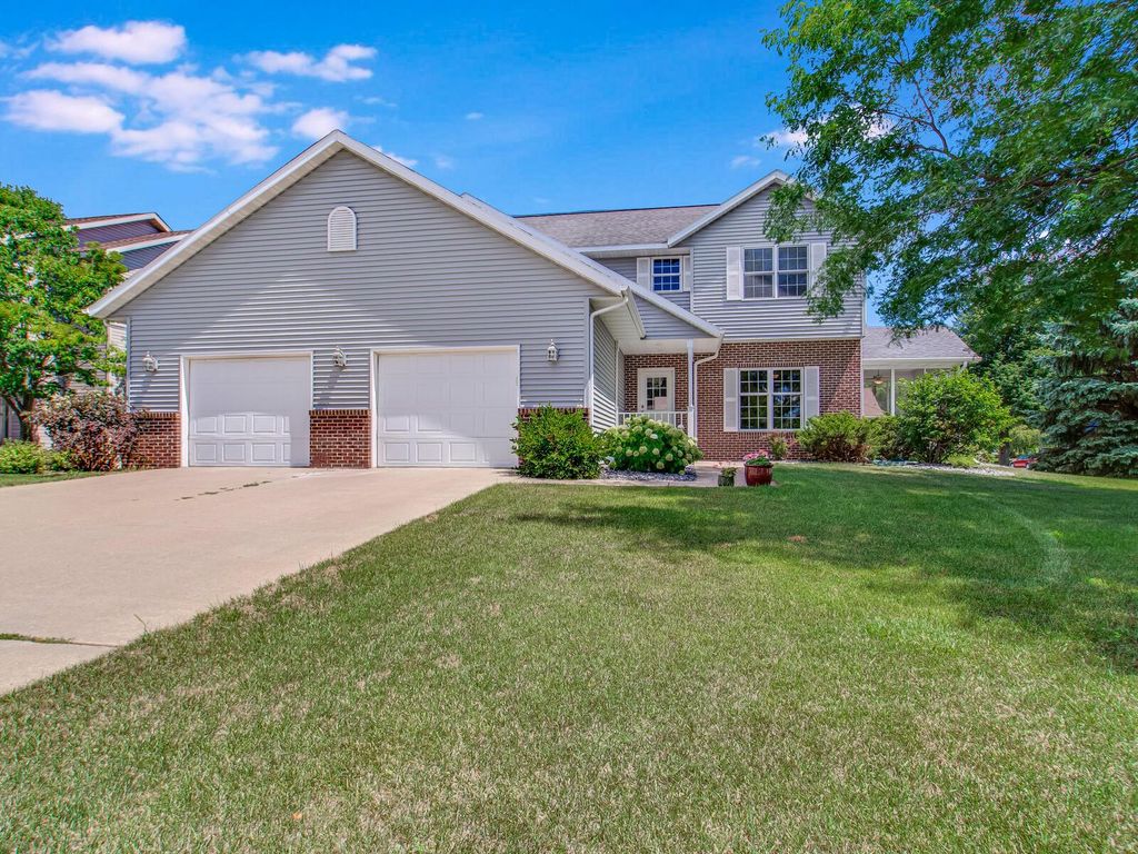 1024 Johnson St, Onalaska, WI 54650 - See Est. Value, Schools & More