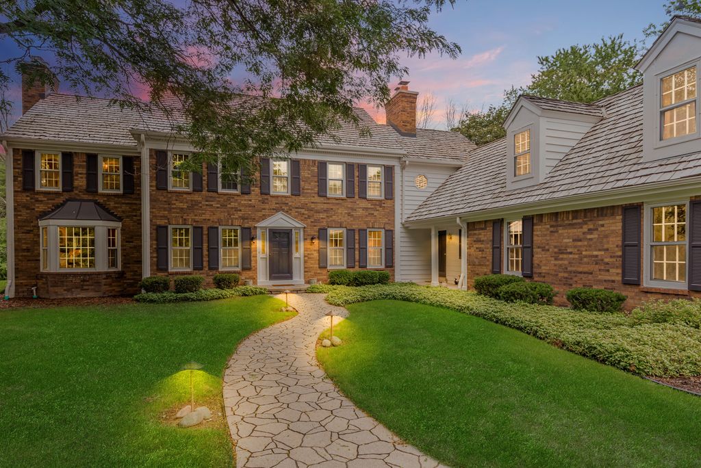 2800 W Range Line Ct, Mequon, WI 53092 - See Est. Value, Schools & More