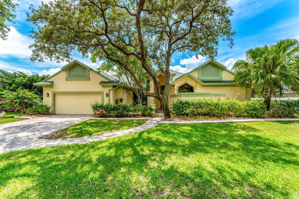 881 Peregrine Dr, Melbourne, FL 32903 - See Est. Value, Schools & More